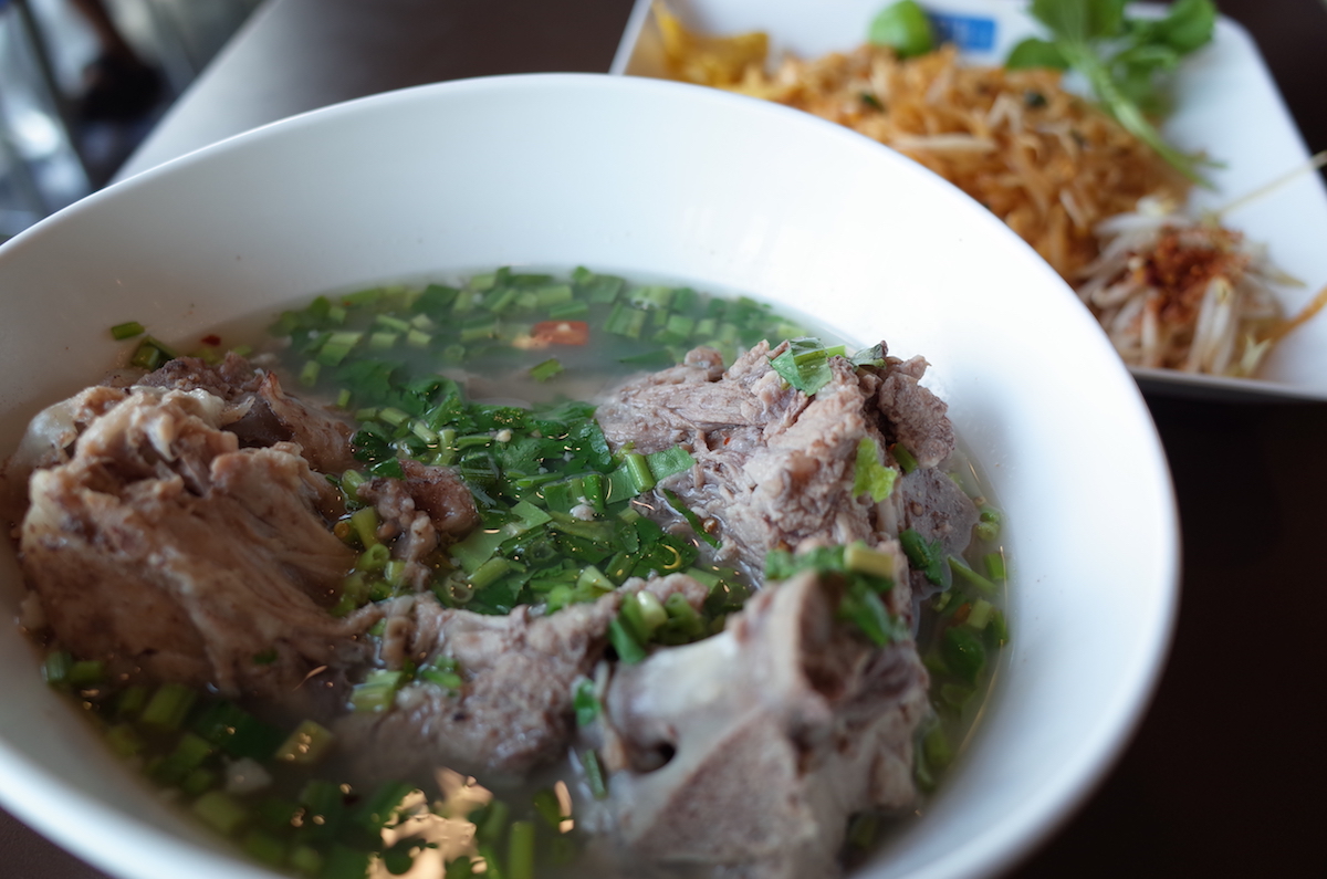 タイのヤバ過ぎるストリートフード！Lang Zaap 野性味溢れる酸っぱ辛ポークスープ | ものぐさFoodieの日記